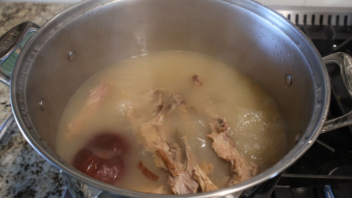 Learn How to Make Simple Turkey Broth and Gravy - Farmhouse 181